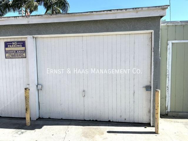 Spacious Detached Garage in Prime Long Beach Location!