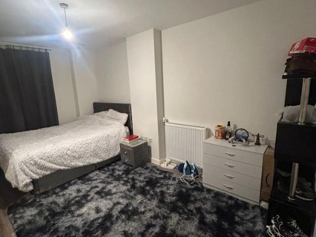 Spacious double bedroom