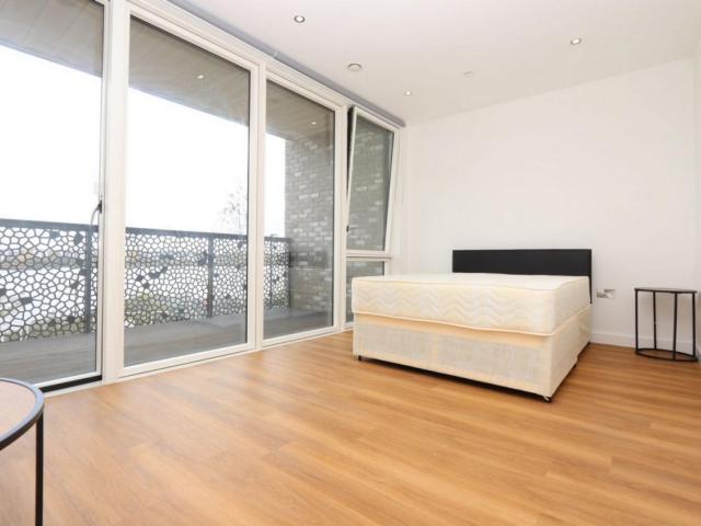 Spacious double bedroom with balcony close to the University of East London Has a Room