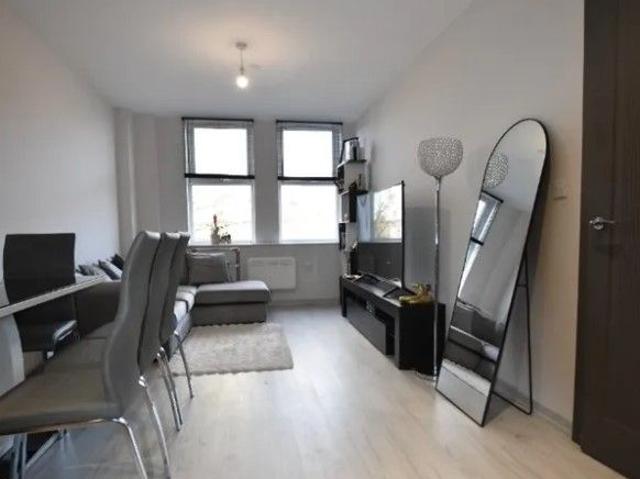 Spacious double bedroom in Acton W3 6DG