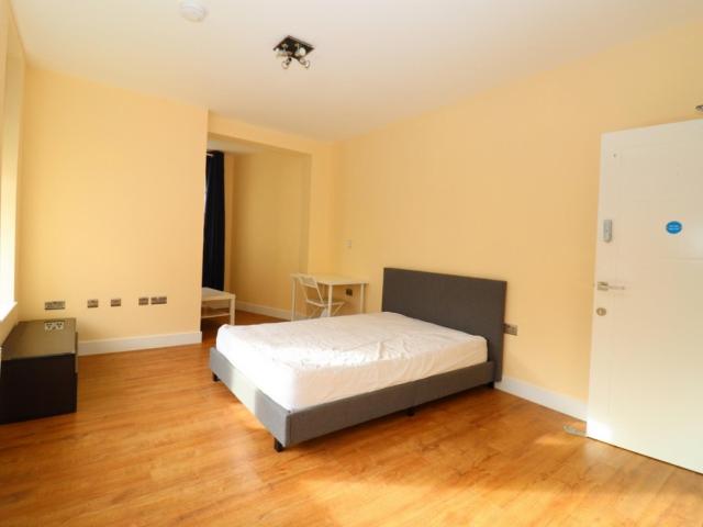 Spacious double bedroom in Ealing Has a Room