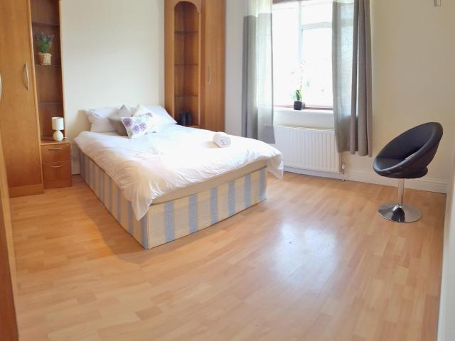 Spacious double bedroom in Ealing Has a Room