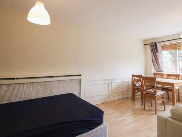 Spacious double bedroom in Notting Hill Has a Room