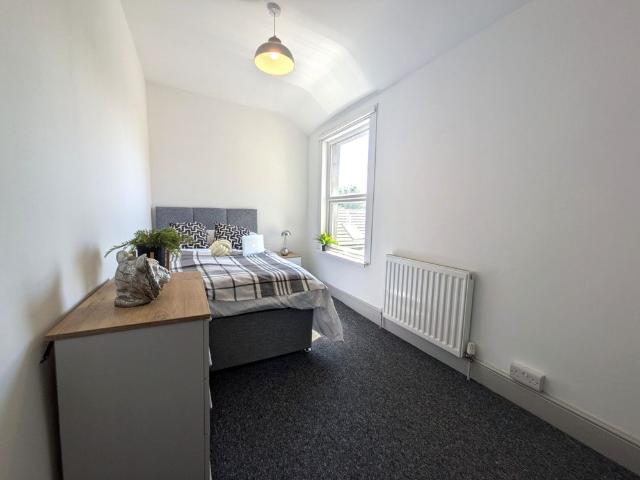 Spacious Double Bedroom in Prime bs7 location