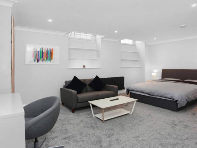 Spacious double bedroom in Shoreditch Has a Room