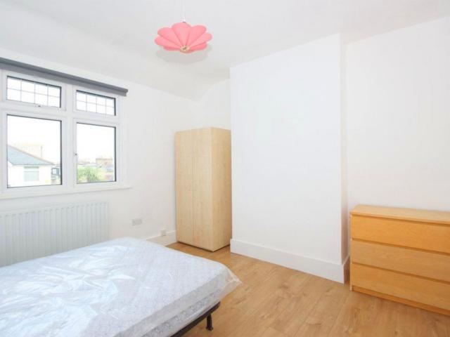 Spacious double bedroom near the Lewisham train station Has a Room