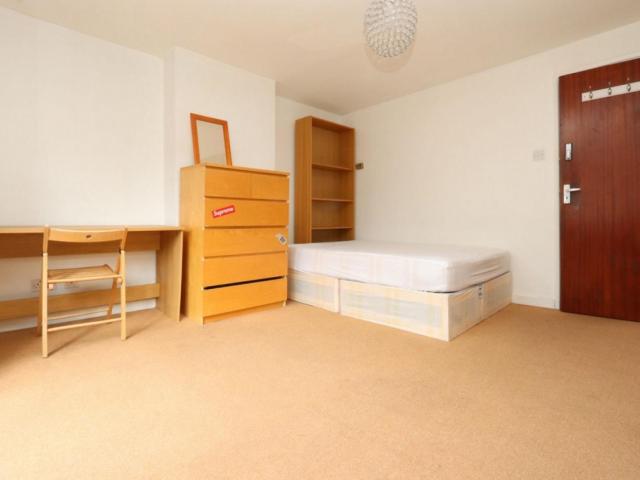 Spacious double bedroom near Willwall Park Has a Room