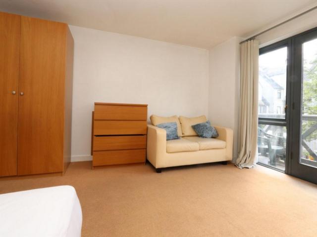 Spacious double bedroom near Willwall Park Has a Room