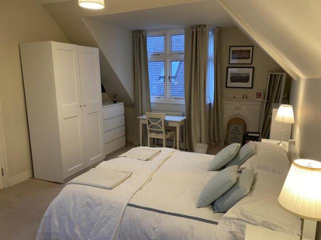 SPACIOUS DOUBLE BEDROOM | SHORT WALK TO EAST PUTNEY TUBE STATION | ALL BILLS / CLEANING INCLUDED