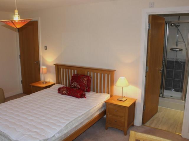 Spacious double ensuite bedroom in Virginia Quay Has a Room