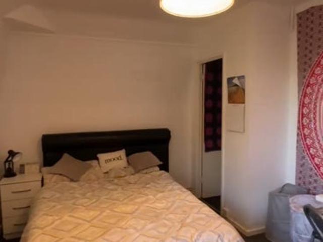Spacious Double Room Available in a 2bedroom flat