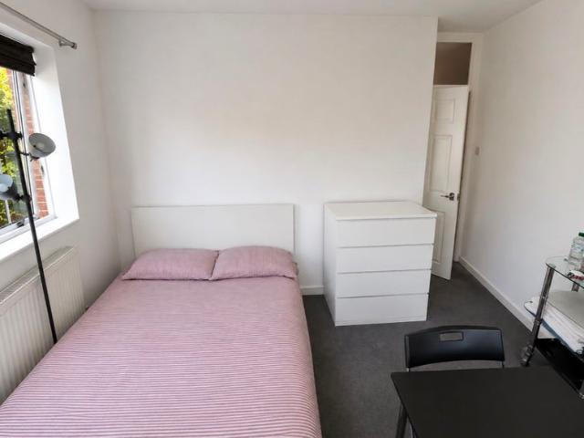 Spacious Double Room Available in SW4