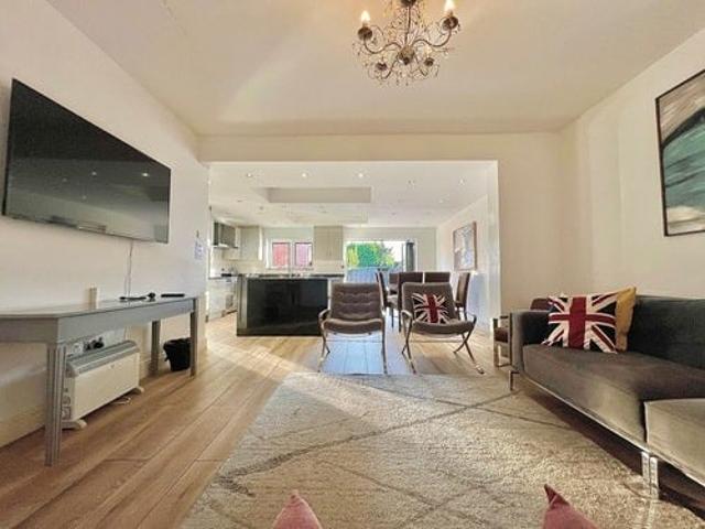 Spacious Double Room | Bills Included | IG4
