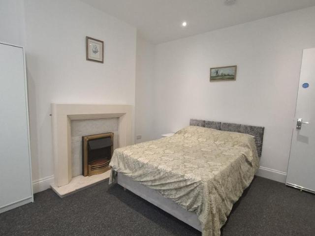 Spacious double room in newly renovated property