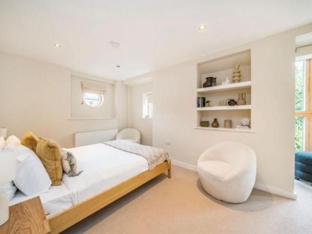 Spacious Double Room + Private Bathroom | Bills Inc | Available 1 June | 5 Min Putney Station |