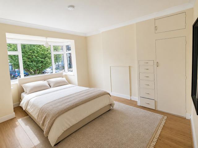 Spacious Double Rooms | Great Privacy | All Bills Included | 4 Min Walk to Hainault Statio