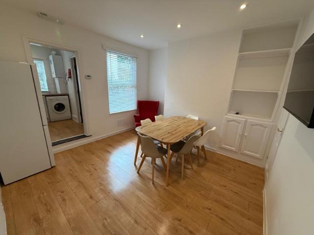 Spacious Double Rooms & Large En Suite Attic Room