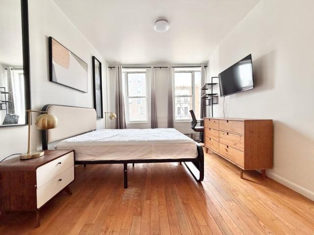 Spacious East Harlem Room near Manhattan