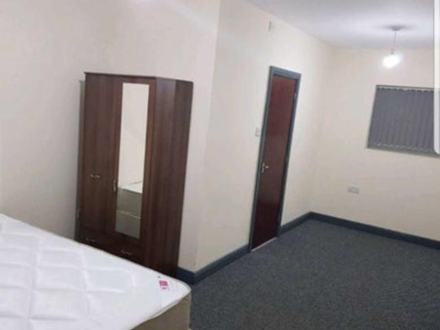 SPACIOUS EN SUITE HOUSESHARE NEAR NEW CROSS HOSPITAL Room 1
