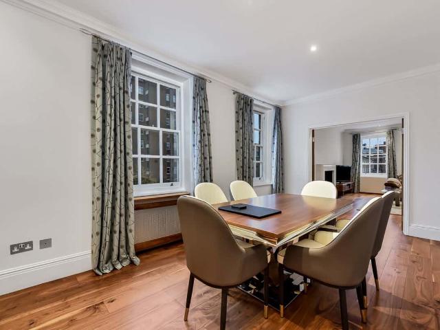 Spacious family apartment in Marylebone