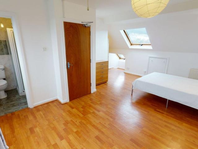 Spacious five bedroom family home, N12