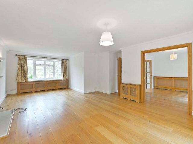 Spacious five bedroom family home with stunning open plan living and large private garden