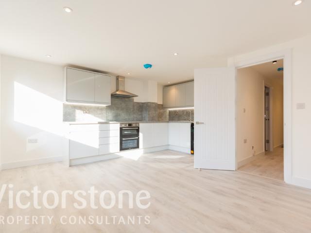 Spacious Five Bedroom Flat with Private Garden in Denton, London