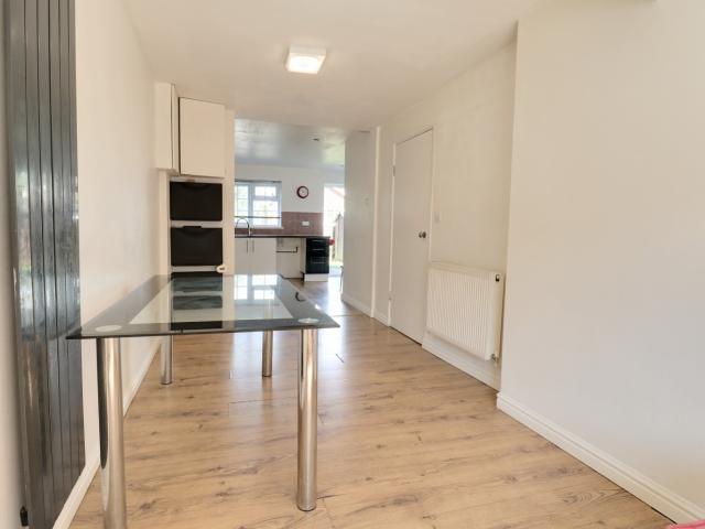 Spacious Five Bedroom Town House Thirlmere Rise