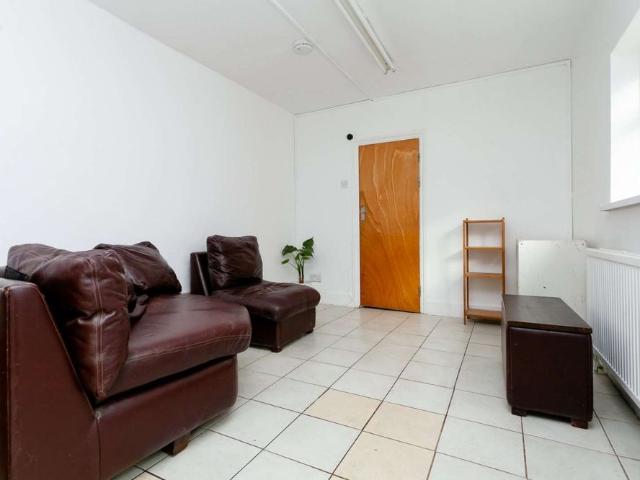 Spacious five bedroom terraced house in a great location
