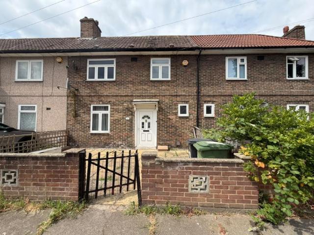 Spacious four bedroom family home to rent in Bellingham SE6
