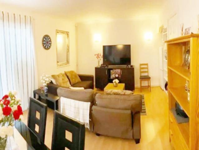 Spacious Four Bedroom House Garden & Parking