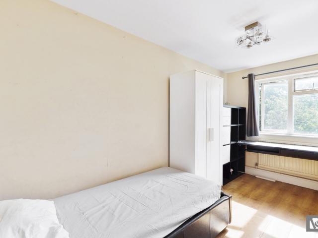 Spacious Four Double Bedroom Apartment to Let in Solebay Street