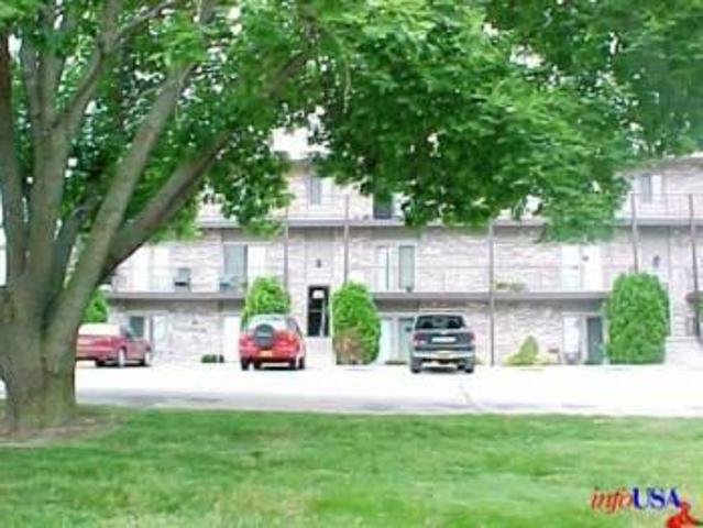 Spacious Floorplan, remodeled kitchen, great location in quiet developmet, pool, heat paid