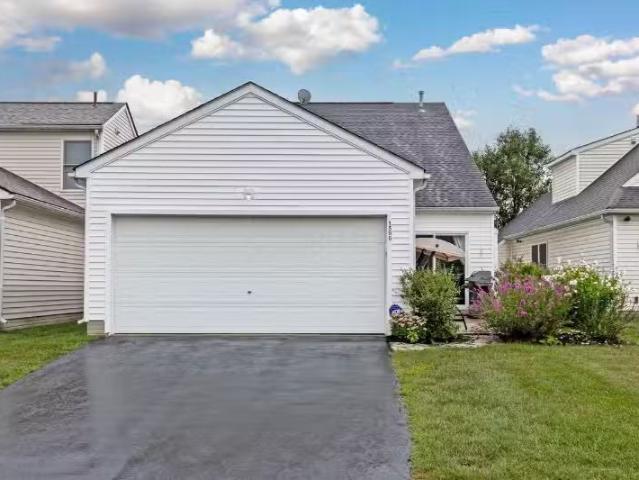 Spacious Freestanding Condo, Close to Shopping 1596 Electra St