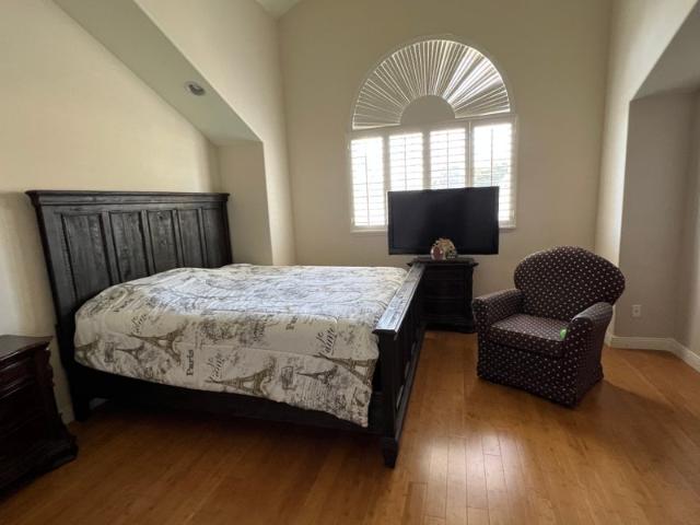 Spacious Fully furnished Bedroom/Bath