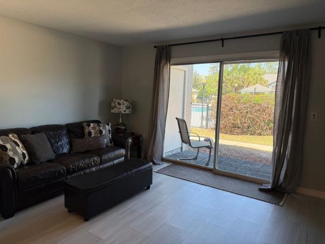 MOVE IN SPECIAL * 1/2 OFF 2ND MONTH'S RENT! Spacious Furnished 3bd/3ba in Windsor Park! Close to Campus, Surrounded by Nature!