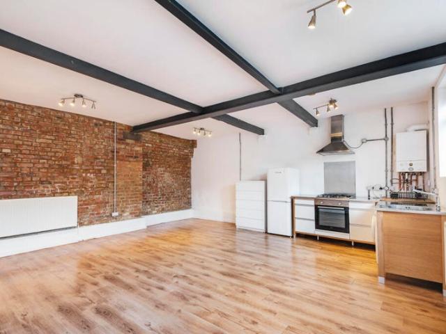 Spacious Furnished studio flat in Palmers Green