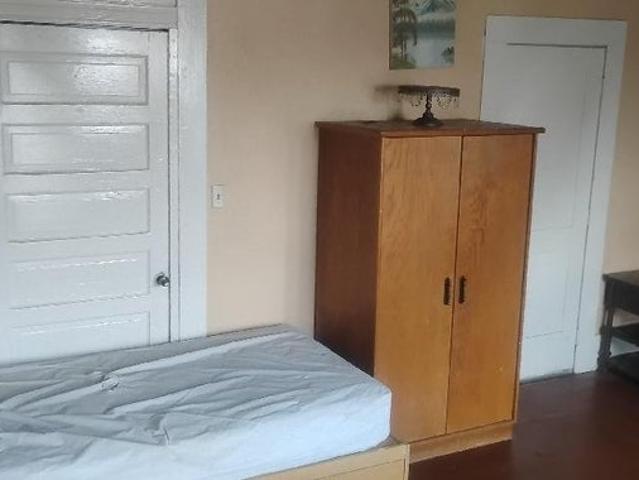SPACIOUS Furnished Studio Room with 2 twin size be