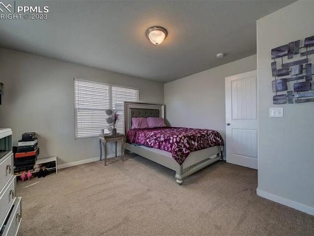 Spacious Furnished Room with Shared Amenities i