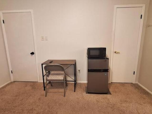 Spacious Furnished Room close to HWY 6