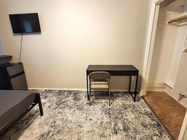 Spacious Furnished Room close to HWY 6