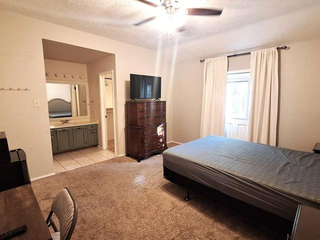 Spacious Furnished Room close to HWY 6