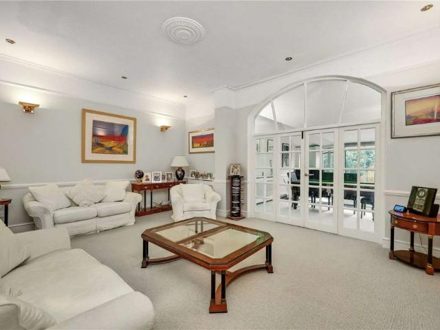 Spacious furnished three bedroom ground floor apartment conveniently located 0.2 of a mile from the shops and restaurants on Queens Road