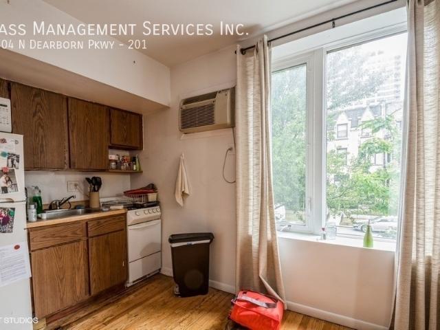 Spacious Gold Coast 1 bed Parkway Views Hardwood Floors