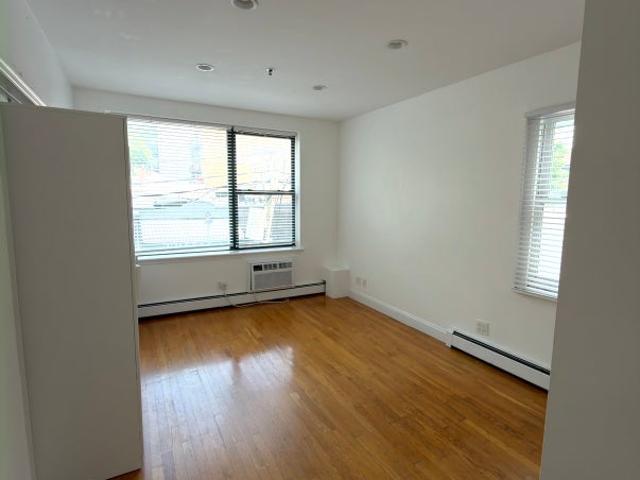 Spacious Greenpoint Room – Available Immediately