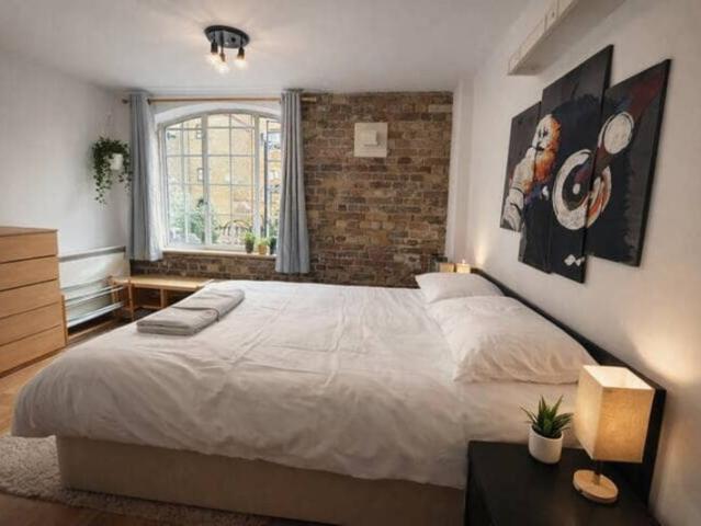 Spacious Heritage 2BR with Balcony Over River For