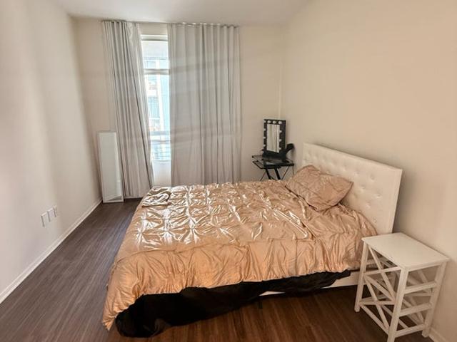 Spacious Hollywood Room w/private bathroom