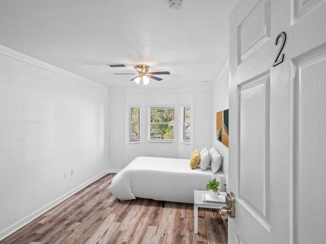 Spacious House with a large kitchen big queen size beds free on site laundry and what a great place to call home!
