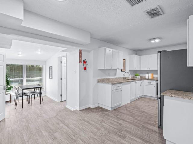 Spacious House with a large kitchen big queen si