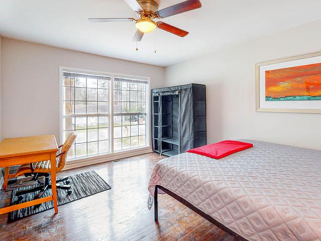 Spacious Jonesboro home with large kitchen and dining area